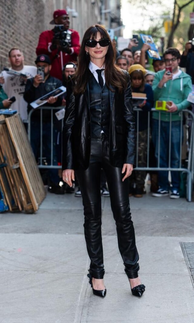 Anne Hathaway nos muestra cómo lucir un traje de piel | ¡HOLA!