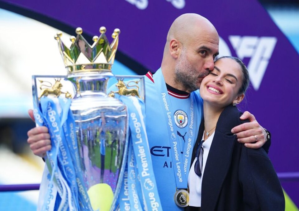 Pep Guardiola celebra con su mujer, sus hijos y su padre el título del City
