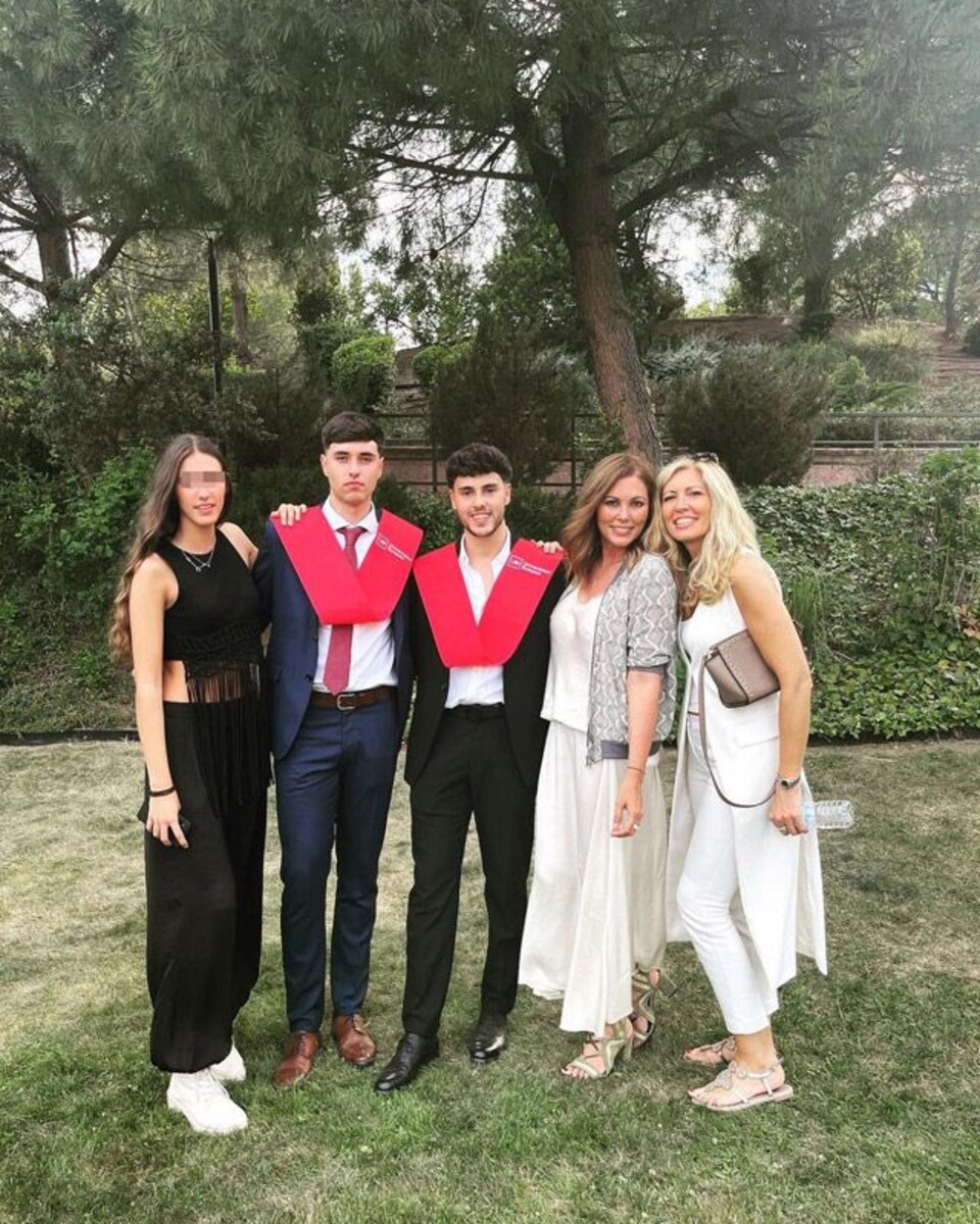 Raquel Rodríguez, una madre muy orgullosa en la graduación de sus hijos ...
