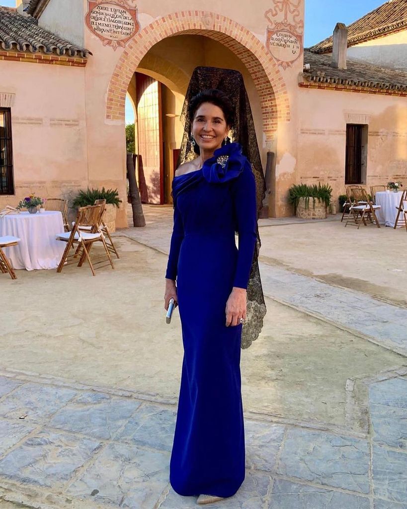 Llevar mantilla está de moda y así la llevan las madrinas más elegantes
