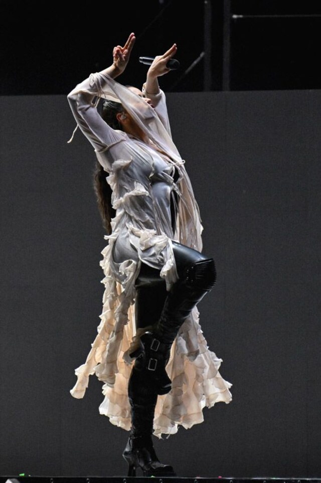 La historia detrás del extravagante look nupcial que Rosalía lleva en ...