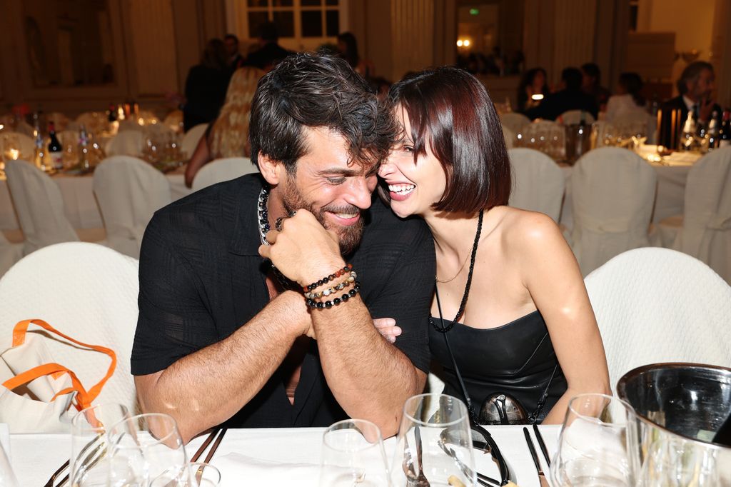 Can Yaman confirma con un beso su relación con la dj Sara Bluma