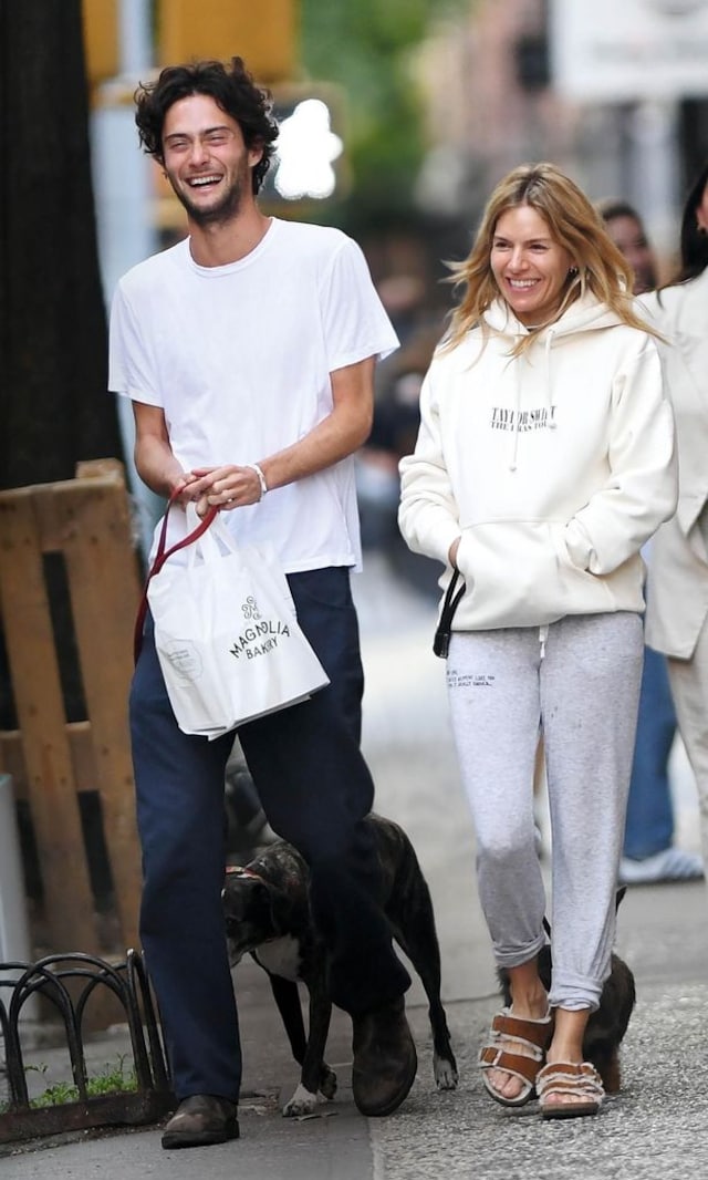 Sienna Miller con su novio Oli Green, de 26 años