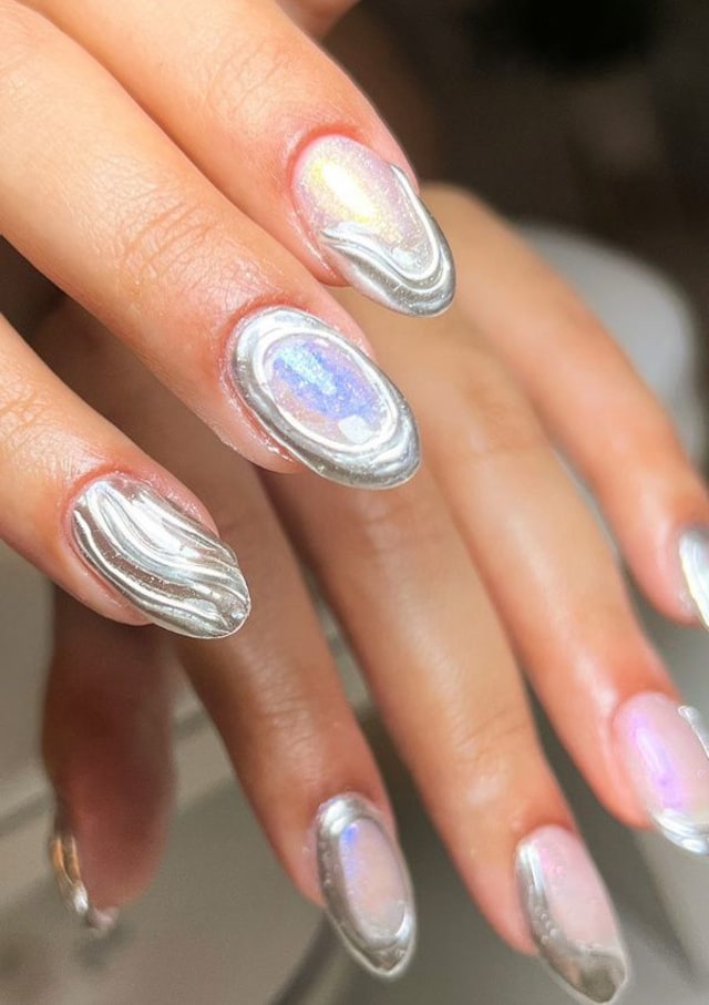La manicura tornasol, la tendencia en uñas más hipnótica