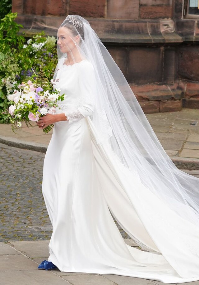 Olivia Henson elige un vestido de encaje, tiara familiar y zapatos ...