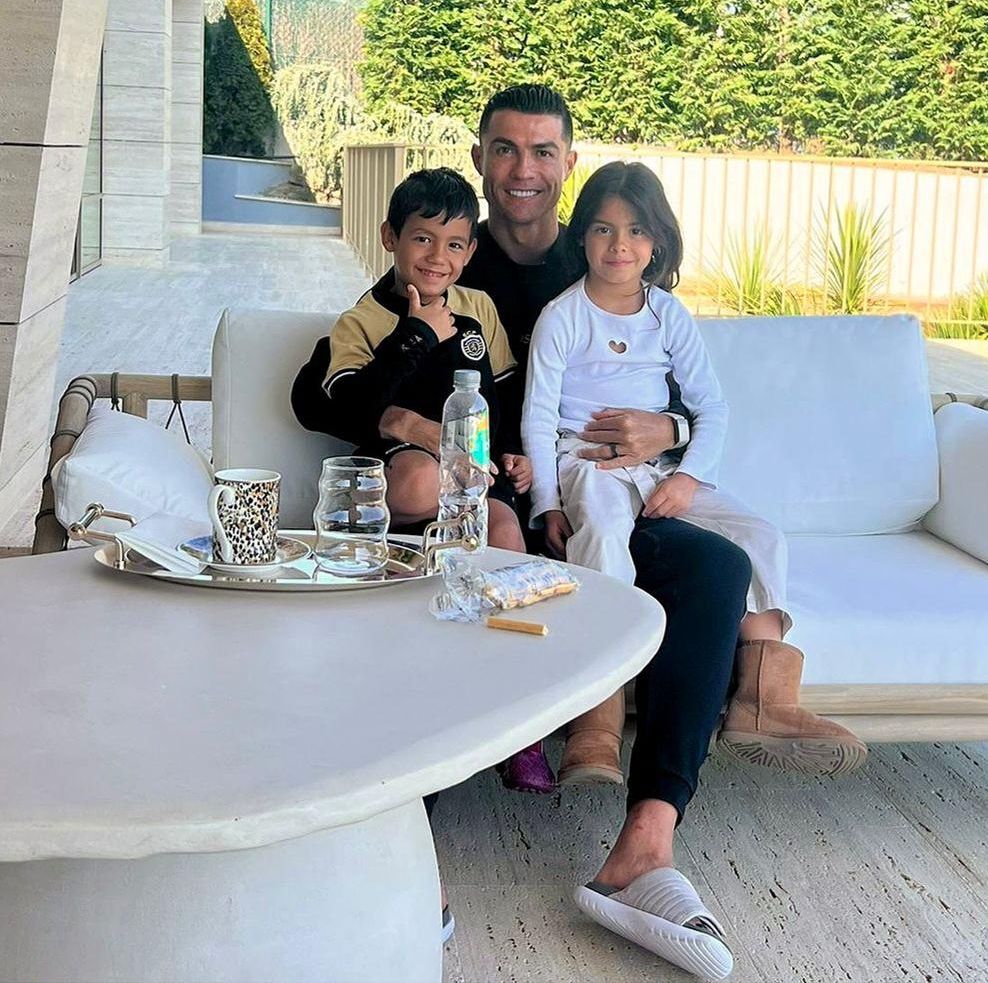 Cristiano Ronaldo festeja a sus mellizos, Eva María y Mateo | ¡HOLA!