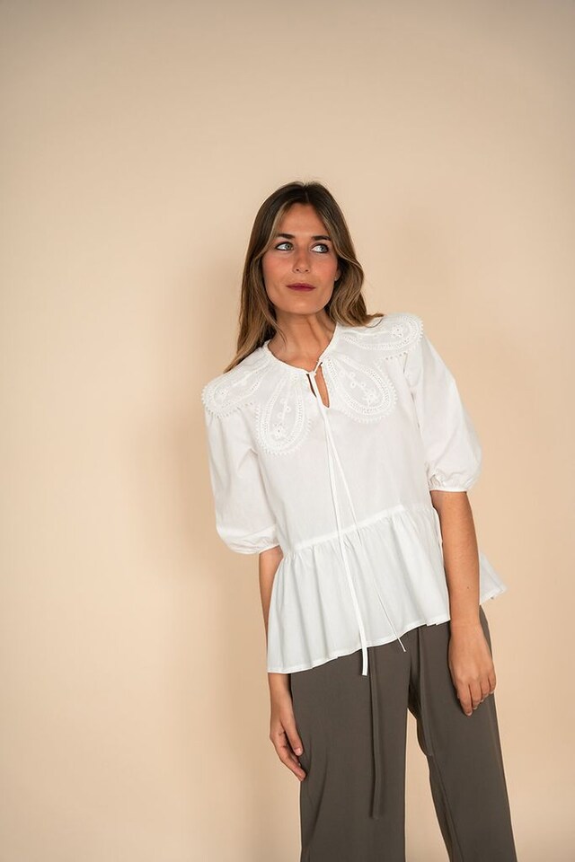 Blusas románticas: la tendencia que mejor queda con vaqueros en primavera