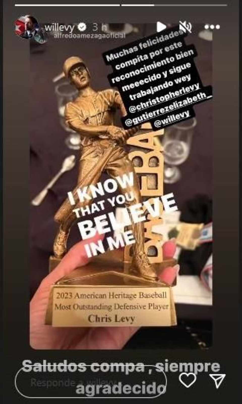 Elizabeth Gutiérrez y William Levy, orgullosos por el trofeo de su hijo ...