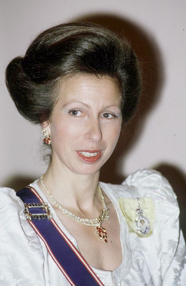 La princesa Ana recupera un vestido de gala de 1987 con joyas ...