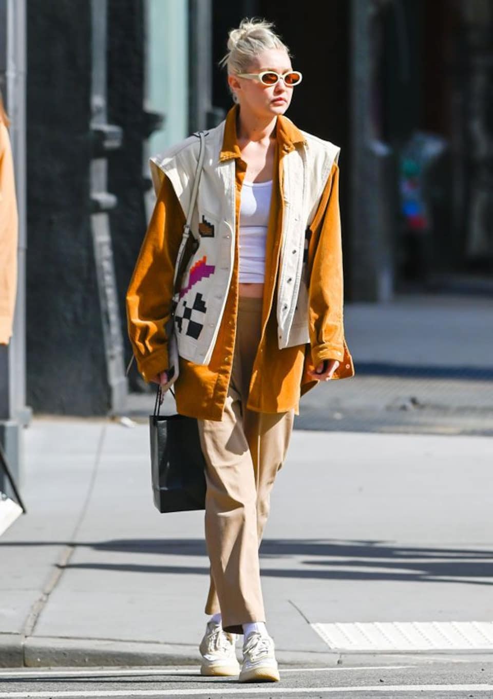 Trucos para combinar los clásicos pantalones beige en 11 looks distintos