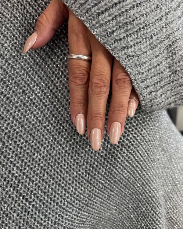 Cómo hacer la manicura 'eyesadhow nails' con sombra de ojos