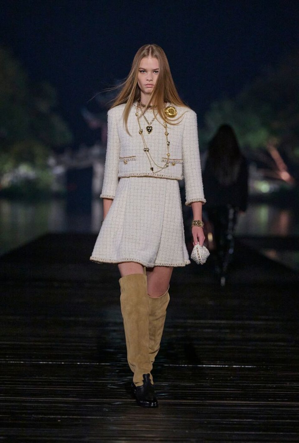 El espectacular desfile de Chanel a orillas de un lago en China que ...