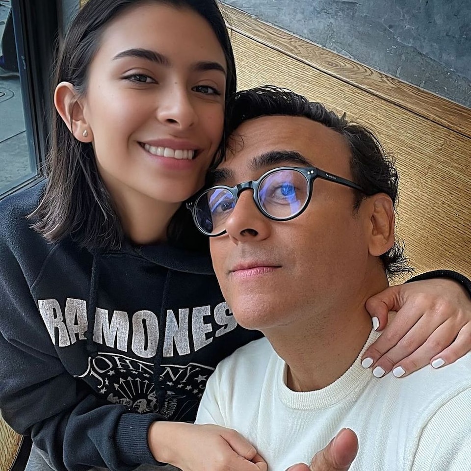 Adal Ramones, orgulloso de su hija, Paola Ramones, durante la filmación ...