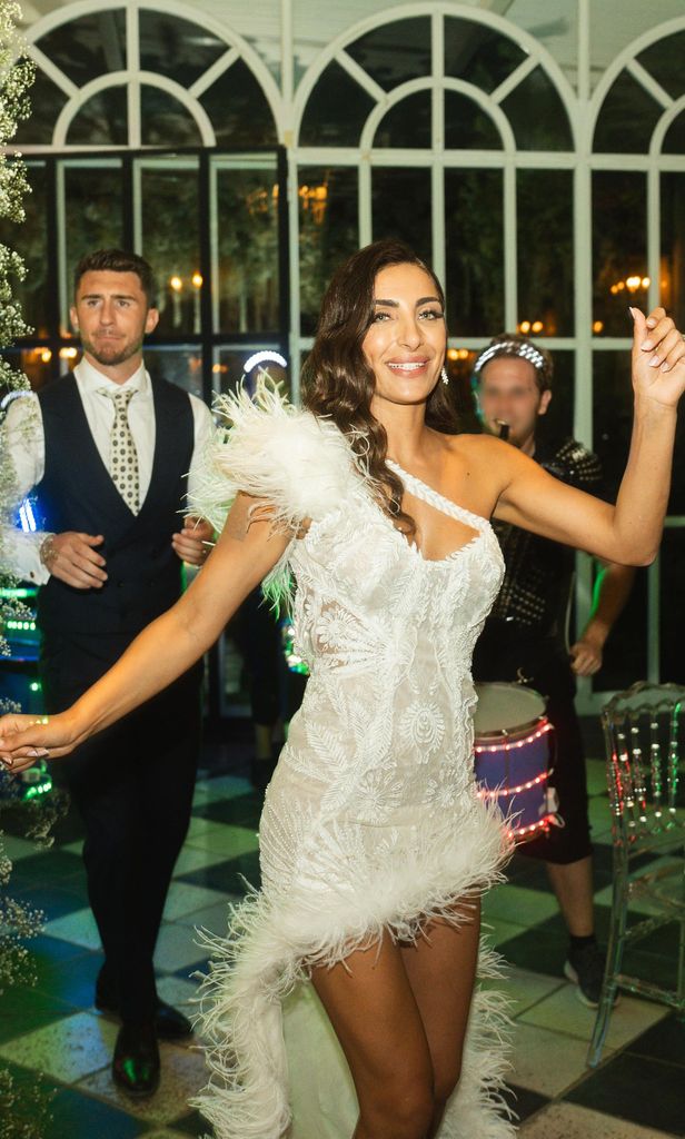 Con plumas y pedrería: el segundo y rompedor vestido de Sara Botello