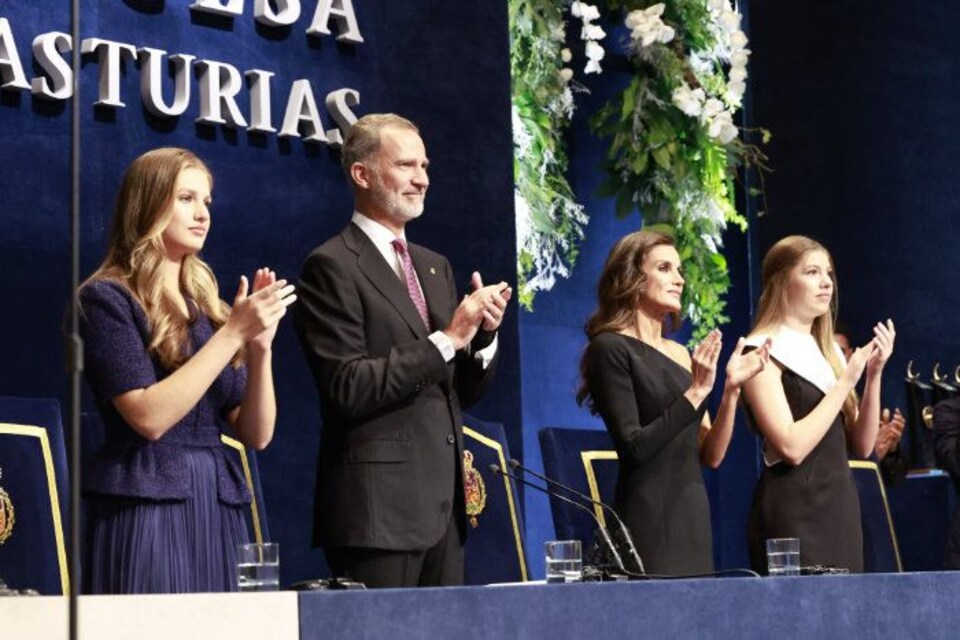 Leonor, acompañada por los Reyes y la Infanta, preside los últimos Premios Princesa de Asturias ...