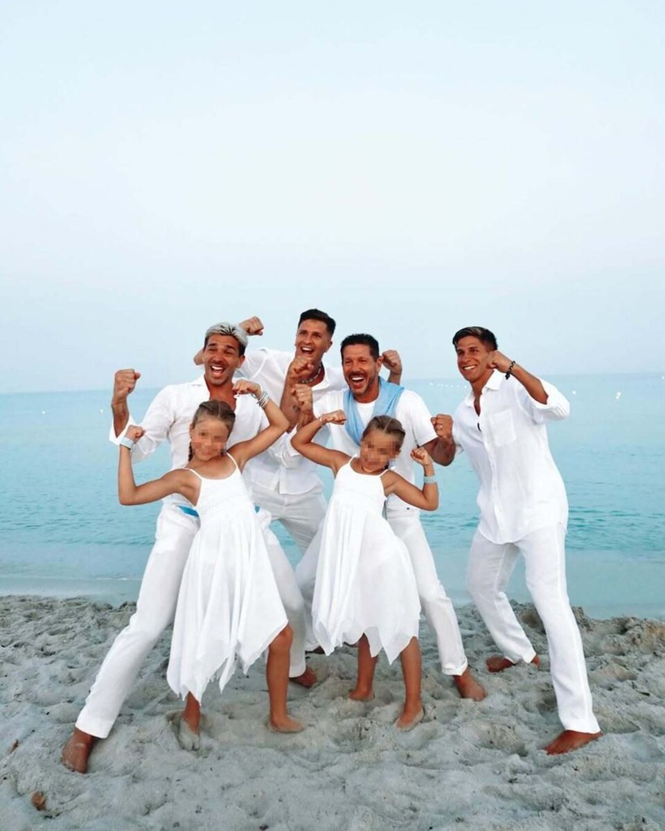 Vestidos de blanco y presumiendo de genes: las imágenes de Simeone y ...