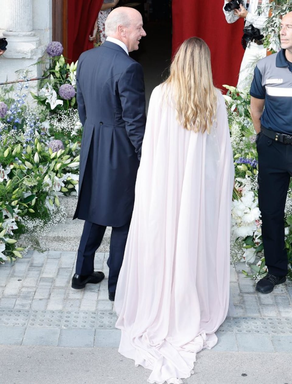María Valls elige un original vestido con capa y bordados florales para ...