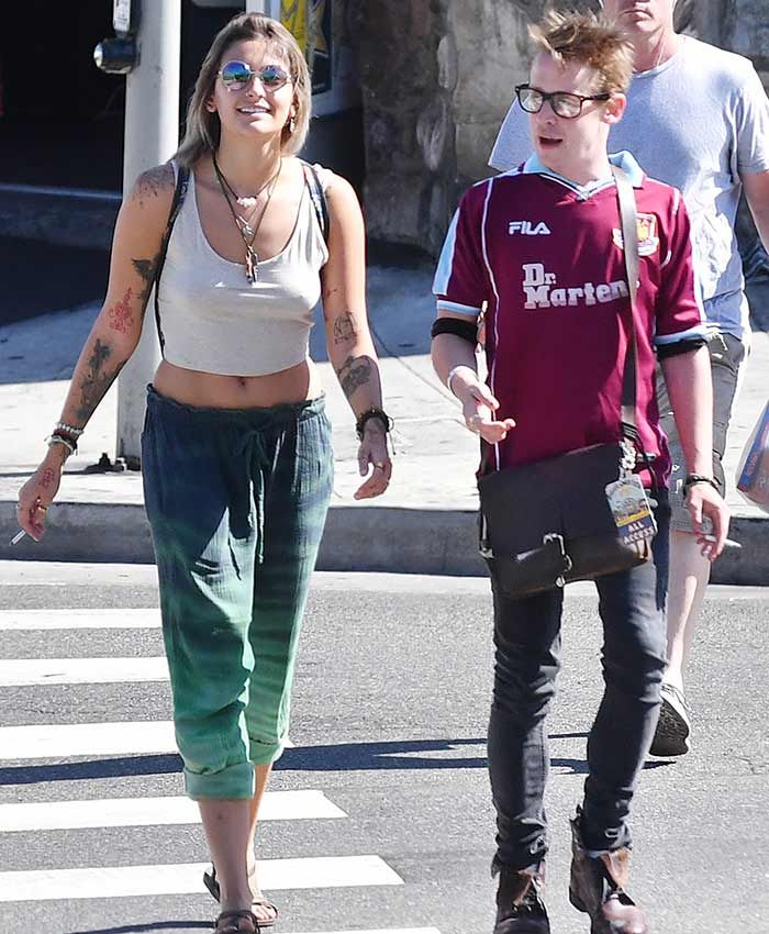 Paris Jackson y su novio protagonizan una original visita a Macaulay Culkin