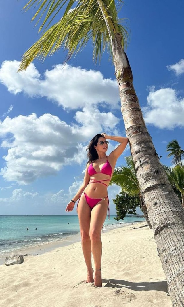 Carmen Villalobos presume su figura en bikini junto al mar | ¡HOLA!
