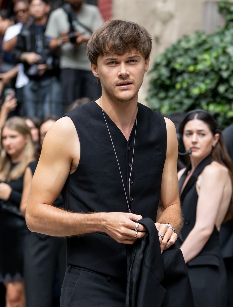 Christopher Briney, Conrad en 'El verano en que me enamoré', reaparece ...