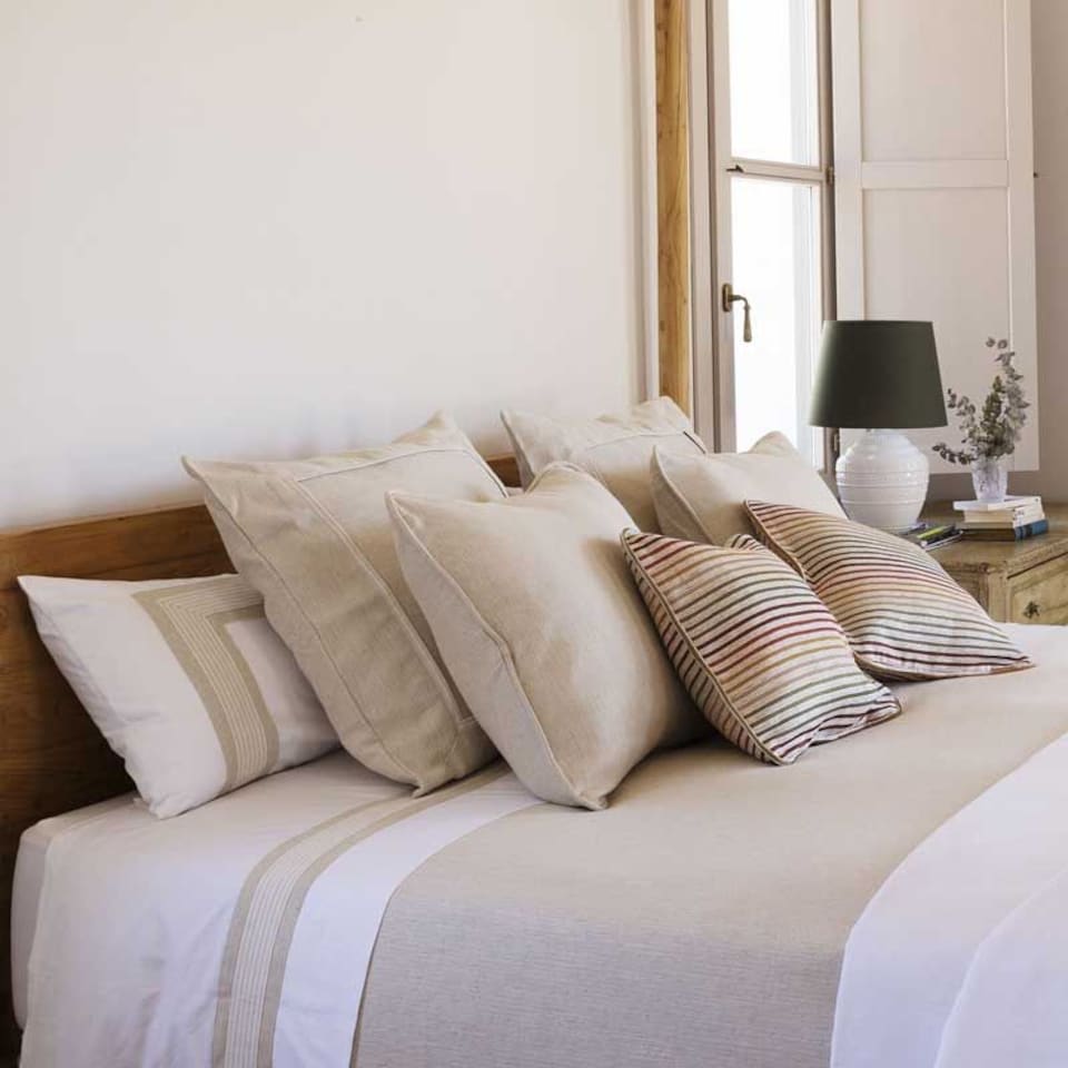 Cómo elegir y disponer la ropa de cama para un 'bed styling' ideal