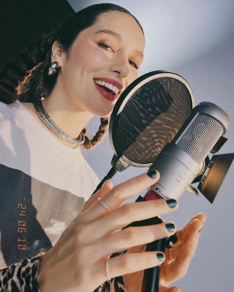Gala Brie, la talentosa artista latina que nos encanta con su música y ...