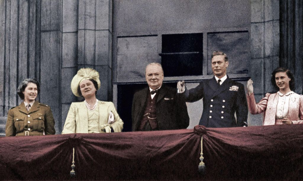 Isabel II, una reina con vida de leyenda. El álbum más completo