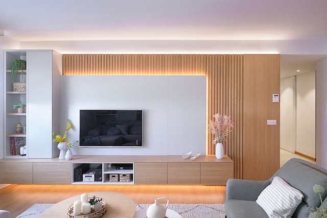 Salones con paneles decorativos para integrar el televisor, una ...