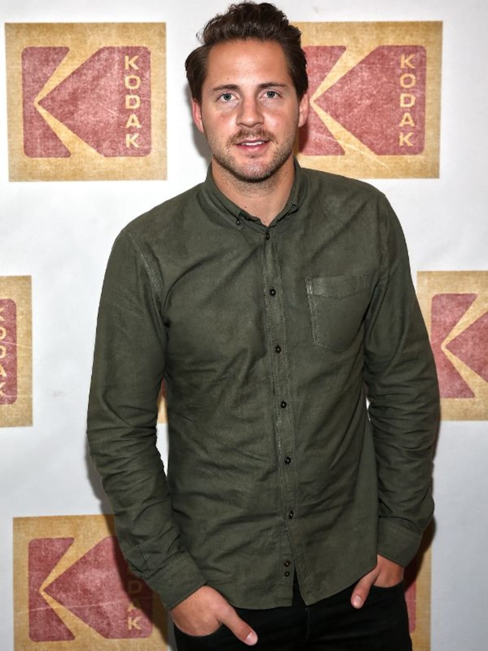 Conoce a Tom Ackerley, marido y socio de Margot Robbie y actor de ...