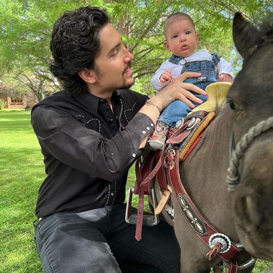 Alex Fernández presume el nuevo posado familia con su hija Nirvana | ¡HOLA!