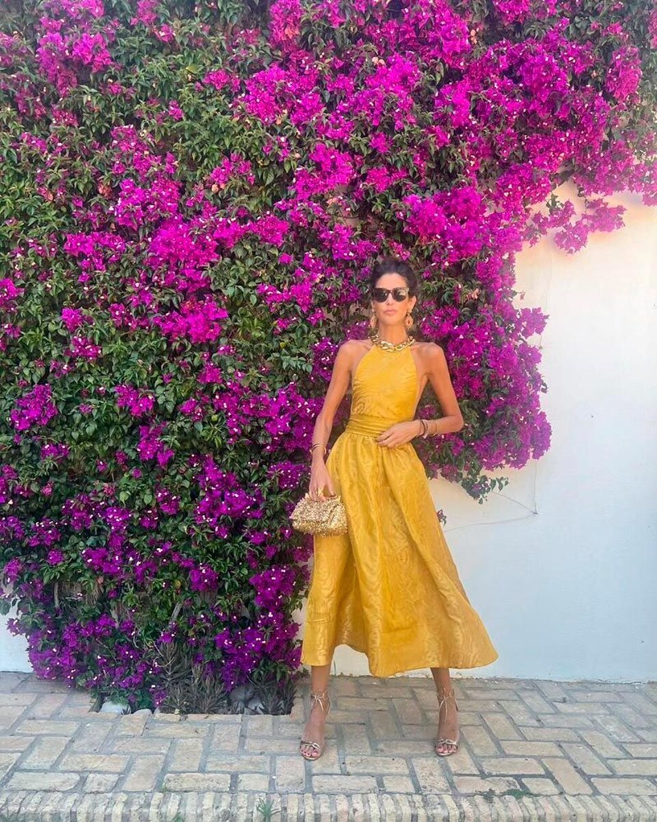 El deslumbrante look de invitada dorado de Inés Domecq en la boda de ...