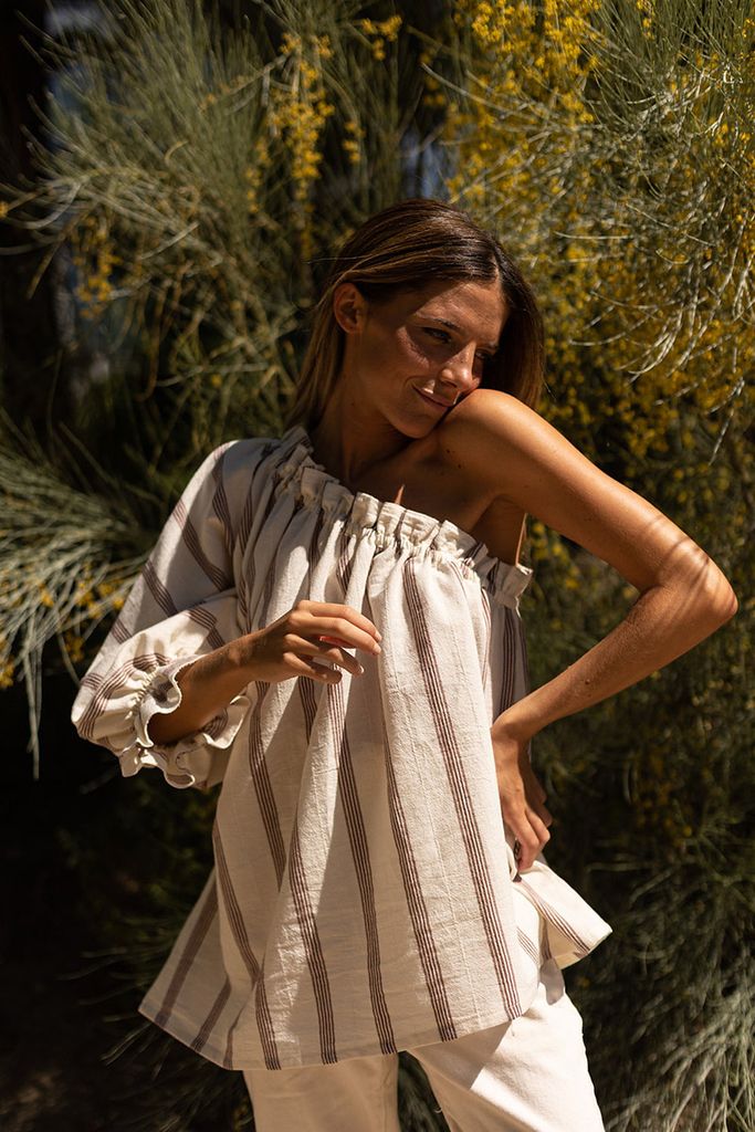 Blusas románticas: la tendencia que mejor queda con vaqueros en primavera