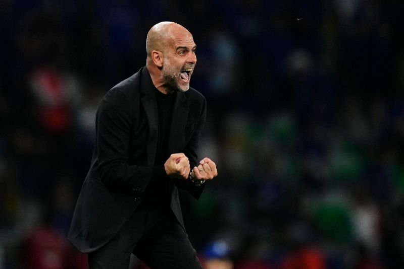 El apasionado beso de Pep Guardiola con su mujer, Cristina Serra, tras ...