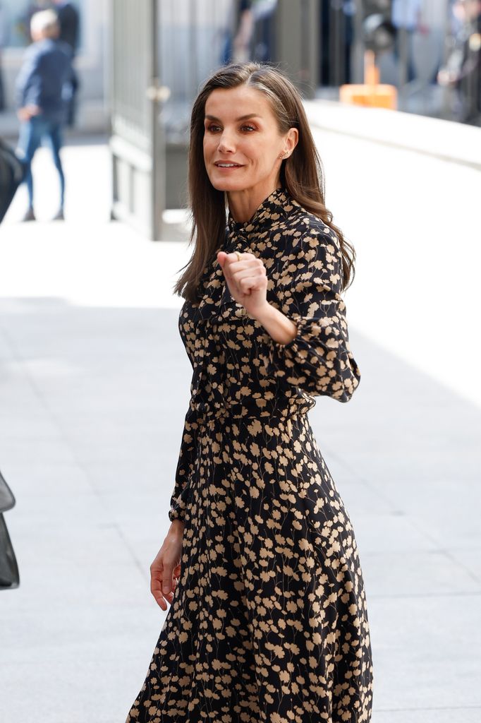 La reina Letizia recupera su vestido floral de Massimo Dutti en su ...