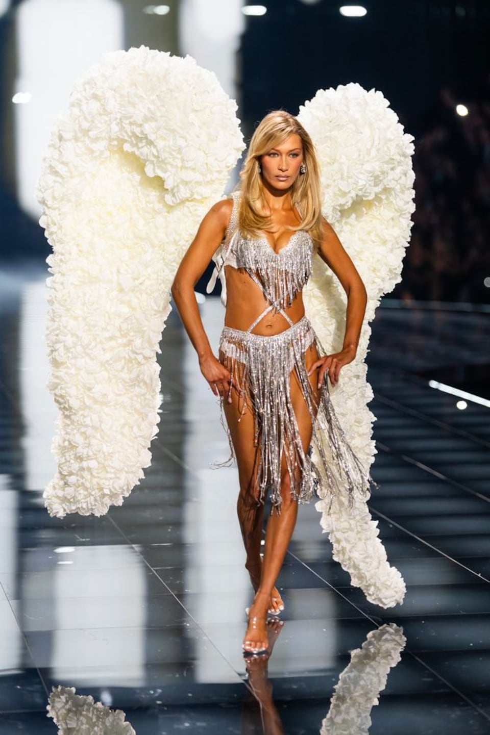 El desfile de Victoria’s Secret 2025 marca una nueva era con el debut de Adam Selman y uno de ...