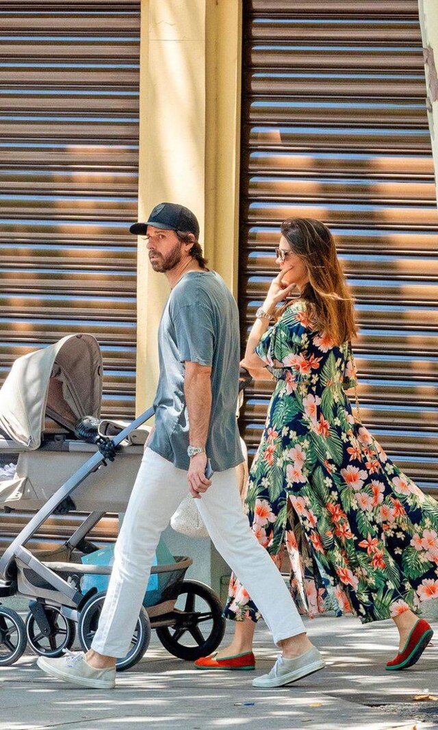Isabelle Junot y Álvaro Falcó, primer paseo con su hija, Philippa