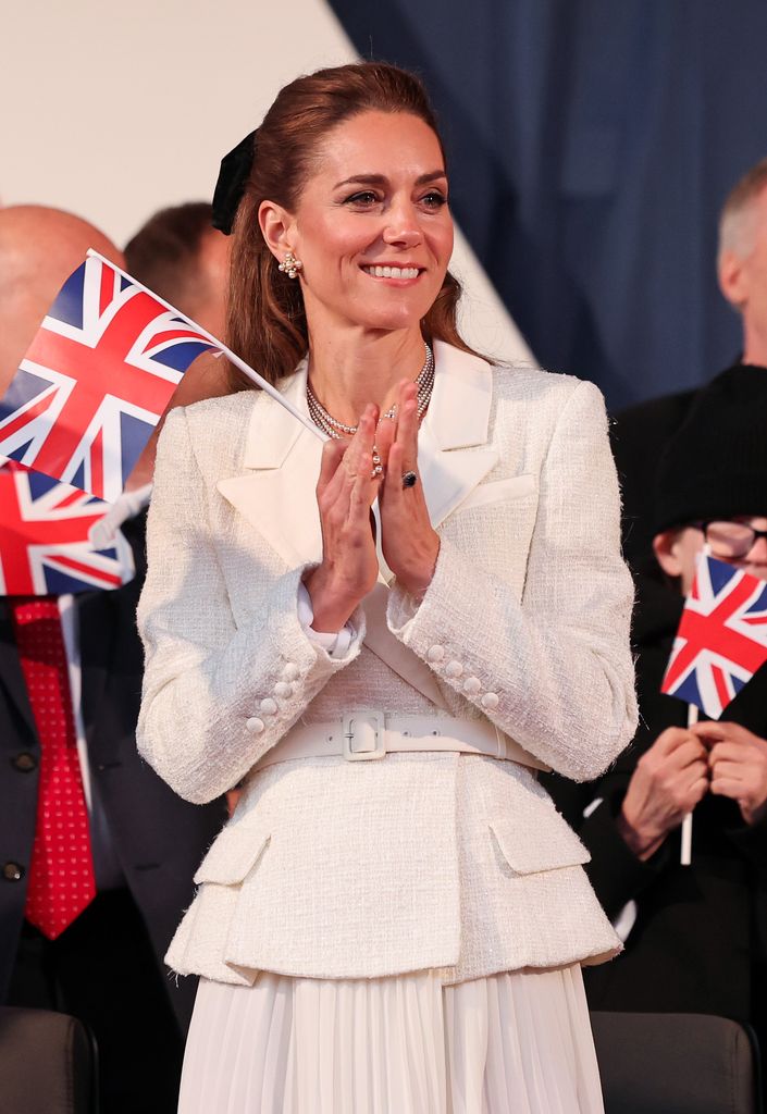 Lazo XXL, perlas… Kate Middleton rescata su faceta más romántica en su ...
