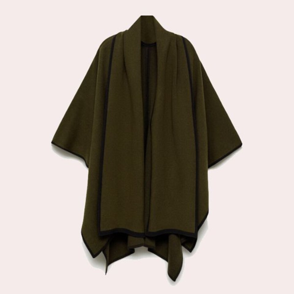 Capas invernales, la alternativa de abrigo que adoran las expertas en moda