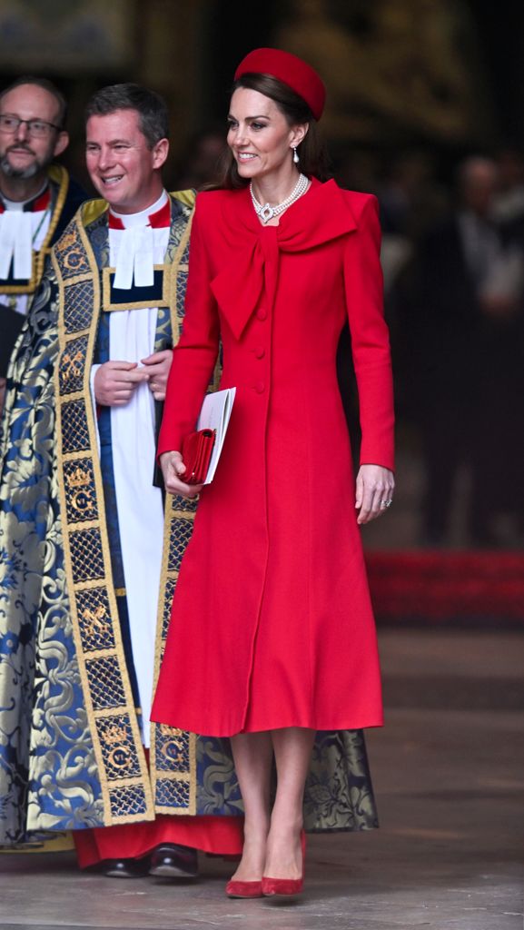 Kate Middleton recupera un precioso abrigo rojo de lazo con joyas de ...