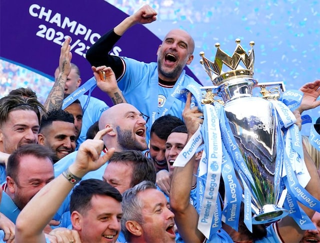 Pep Guardiola celebra con su mujer, sus hijos y su padre el título del City