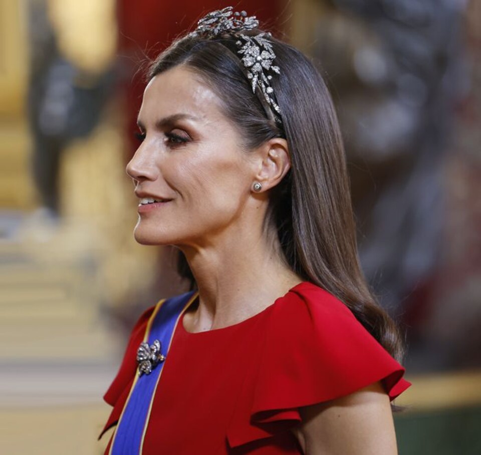 Doña Letizia moderniza la tiara floral y confirma su dúo ganador