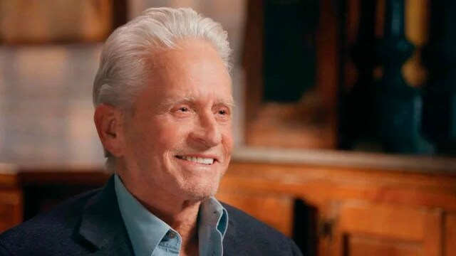 Michael Douglas descubre que es pariente lejano de Scarlett Johansson