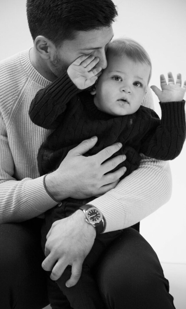 El futbolista Luka Jovic y su mujer posan en familia