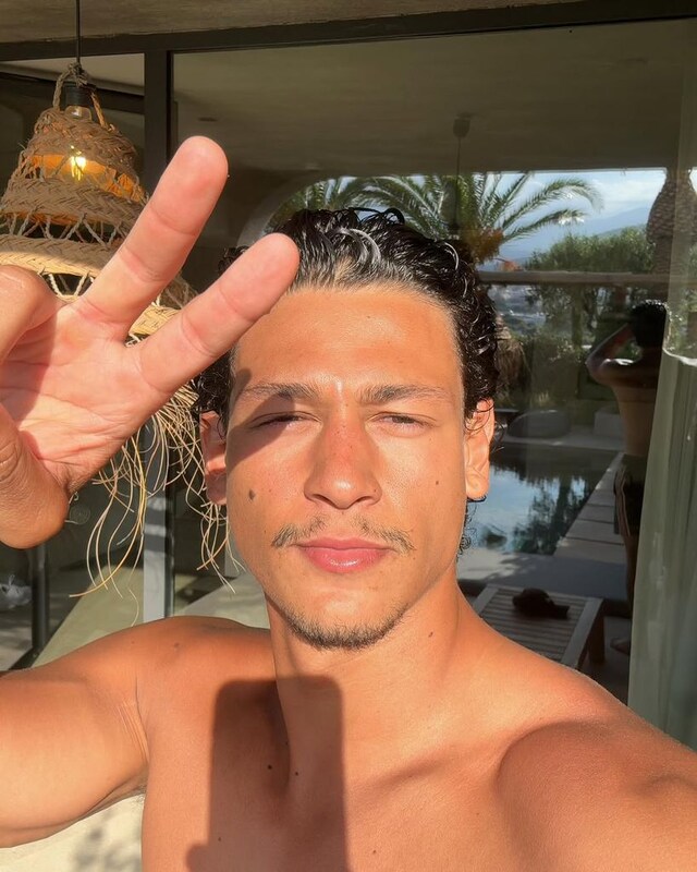 Emilio Sakraya, novio de Rosalía, favorito para protagonizar 'Alas de sangre', la nueva serie de ...