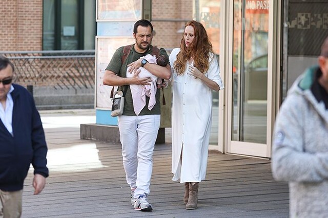 María Castro, junto a su marido, presenta a su tercera hija a las ...