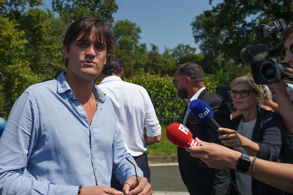 Así ha sido el emotivo funeral de Alain Delon con su familia y ...