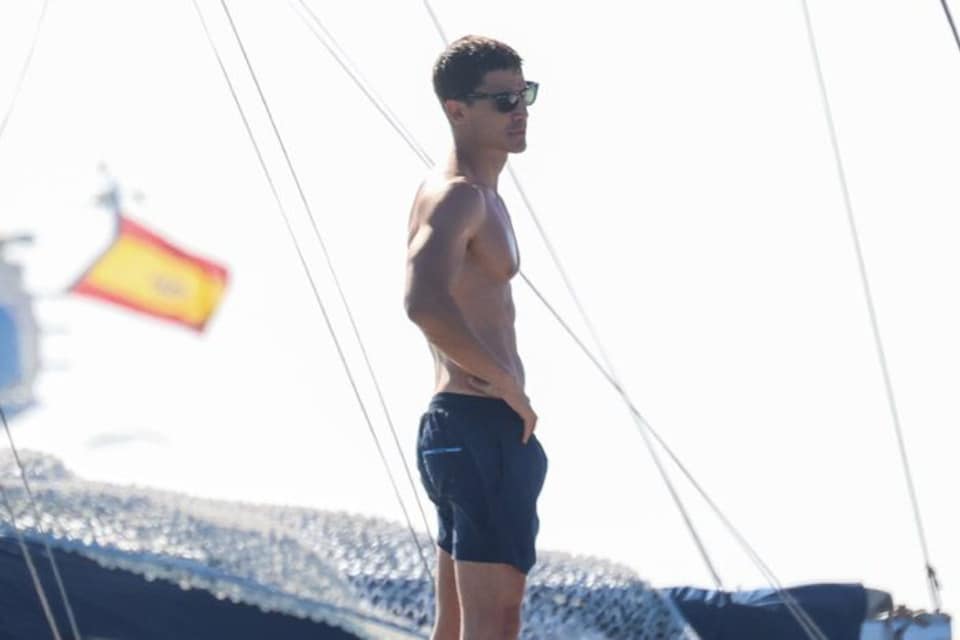 Álex González, el cuerpo del verano, presume de abdominales