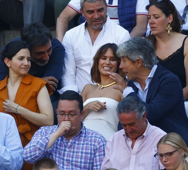 Las periodistas Elena S. Sánchez y Lara Siscar disfrutan de una tarde de toros con sus maridos