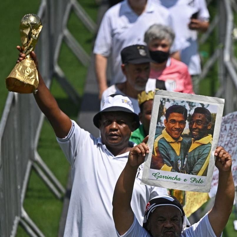 Fans dan el último adiós a Pelé en el estadio del Santos | ¡HOLA!
