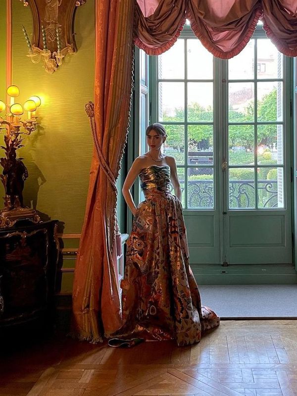 El vestidazo metalizado y sostenible de Lily Collins en Madrid